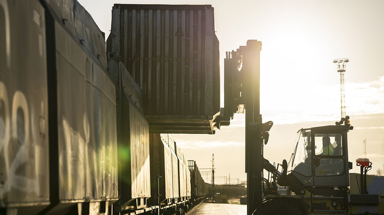 Fraktar massaved och flis – med kombitåg - Norra Skog